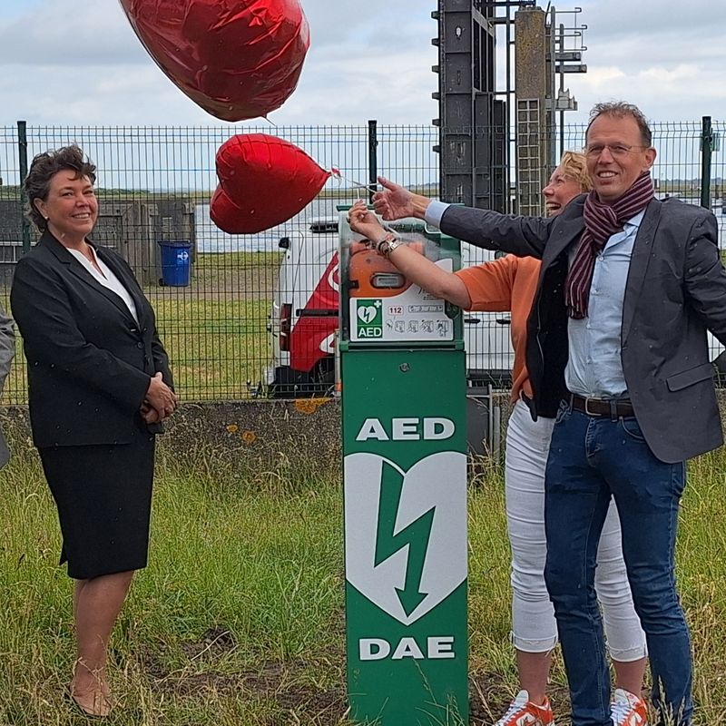 AED-paal onthuld bij Bergse Diepsluis: 'Ik kan het navertellen dankzij ...