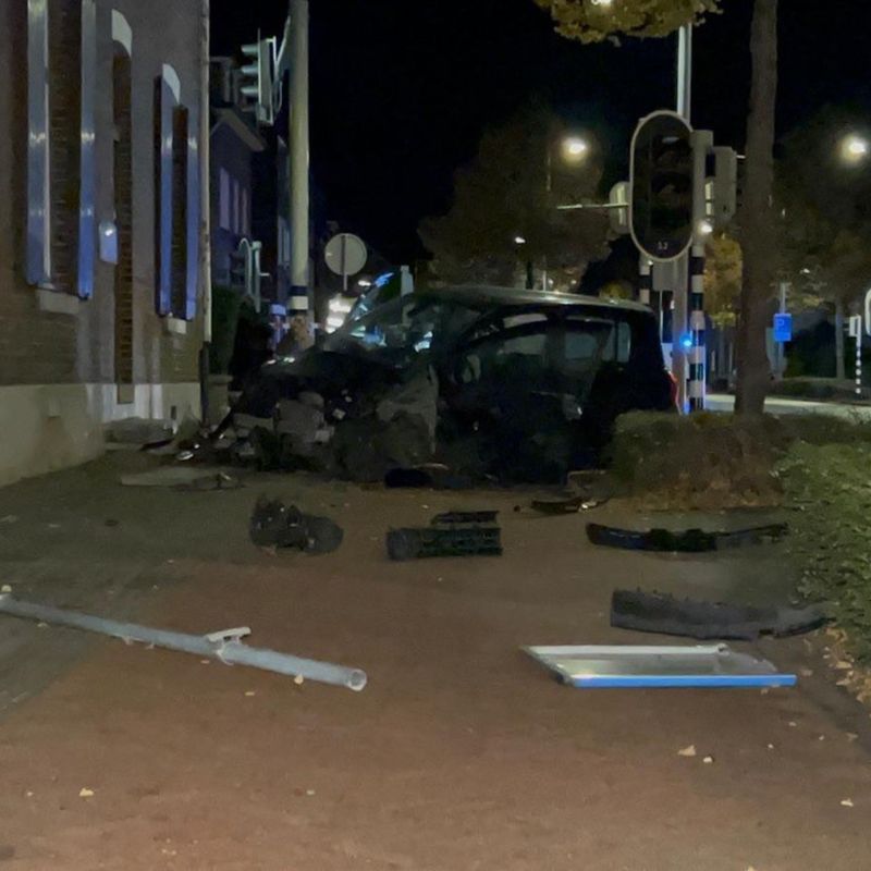 Flinke ravage na botsing: kruispunt bezaaid met brokstukken - L1 Nieuws