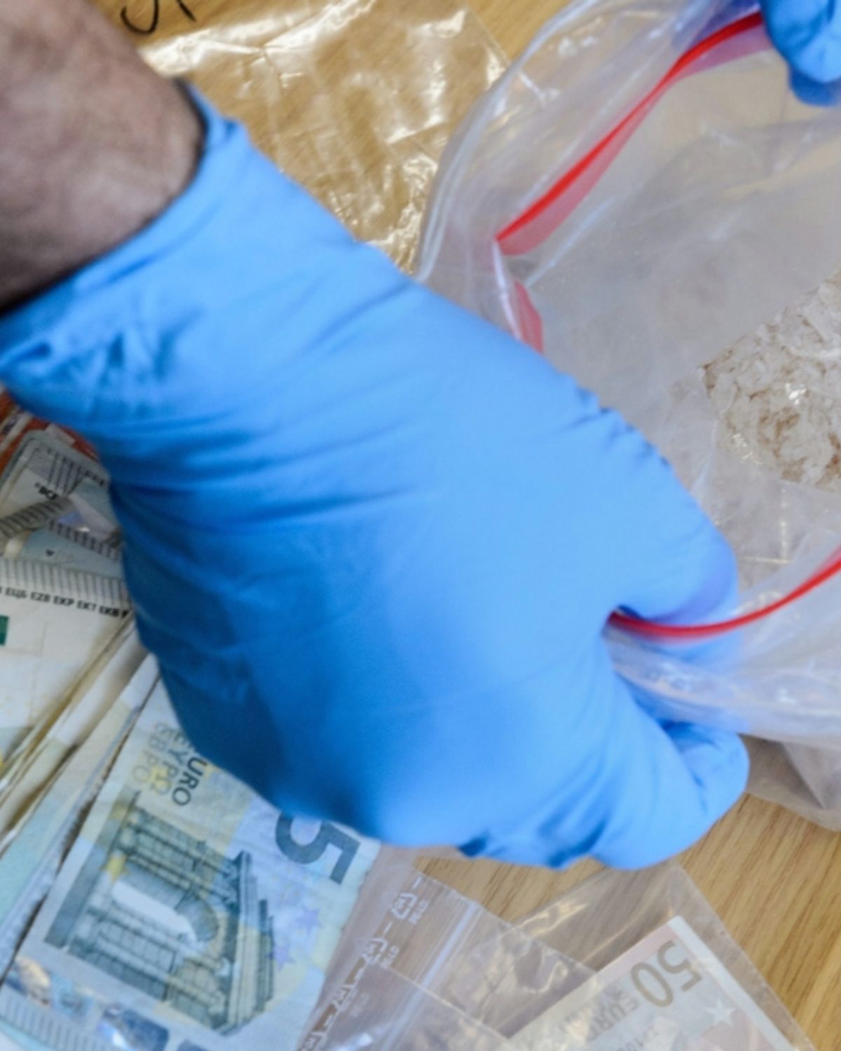 Vijf vragen over crystal meth: 'Het is duur en werkt heftig' - Rijnmond