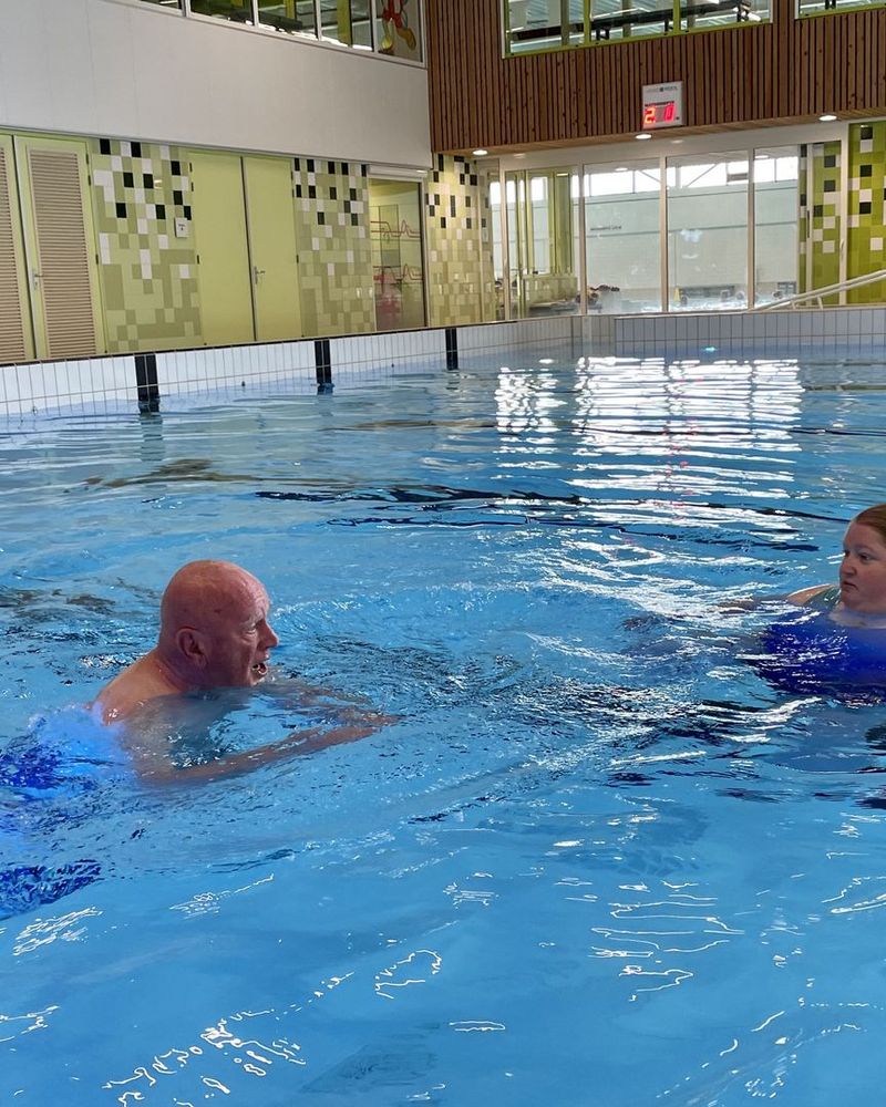 Op je 78ste nog je zwemdiploma halen, Jurrie Oosterloo doet het - RTV ...