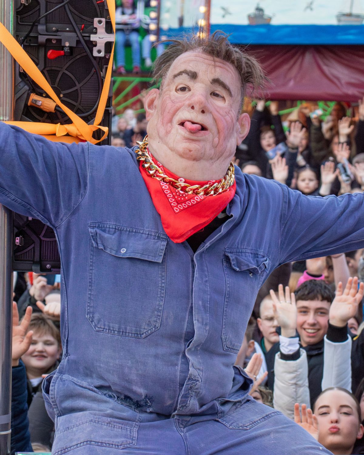 Boer Harm neemt videoclip op in kas: 'Ook met drie halfblote vrouwen ...