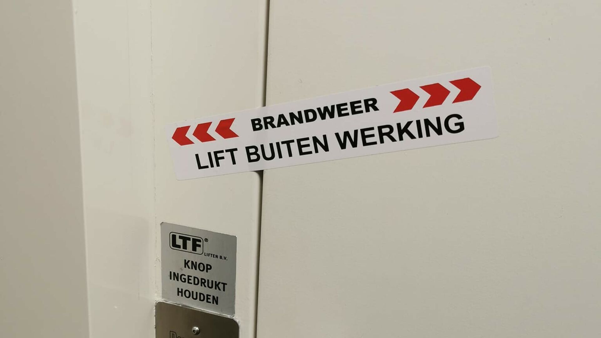 Geen telefoon en kapotte alarmknop, man zit urenlang vast in lift ...