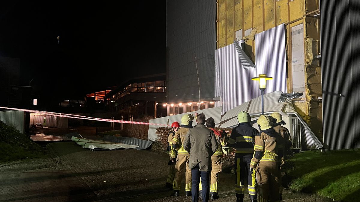 112-nieuws 22 februari: Zijgevel hotel Drachten naar onderen gekomen | code oranje voor storm ...