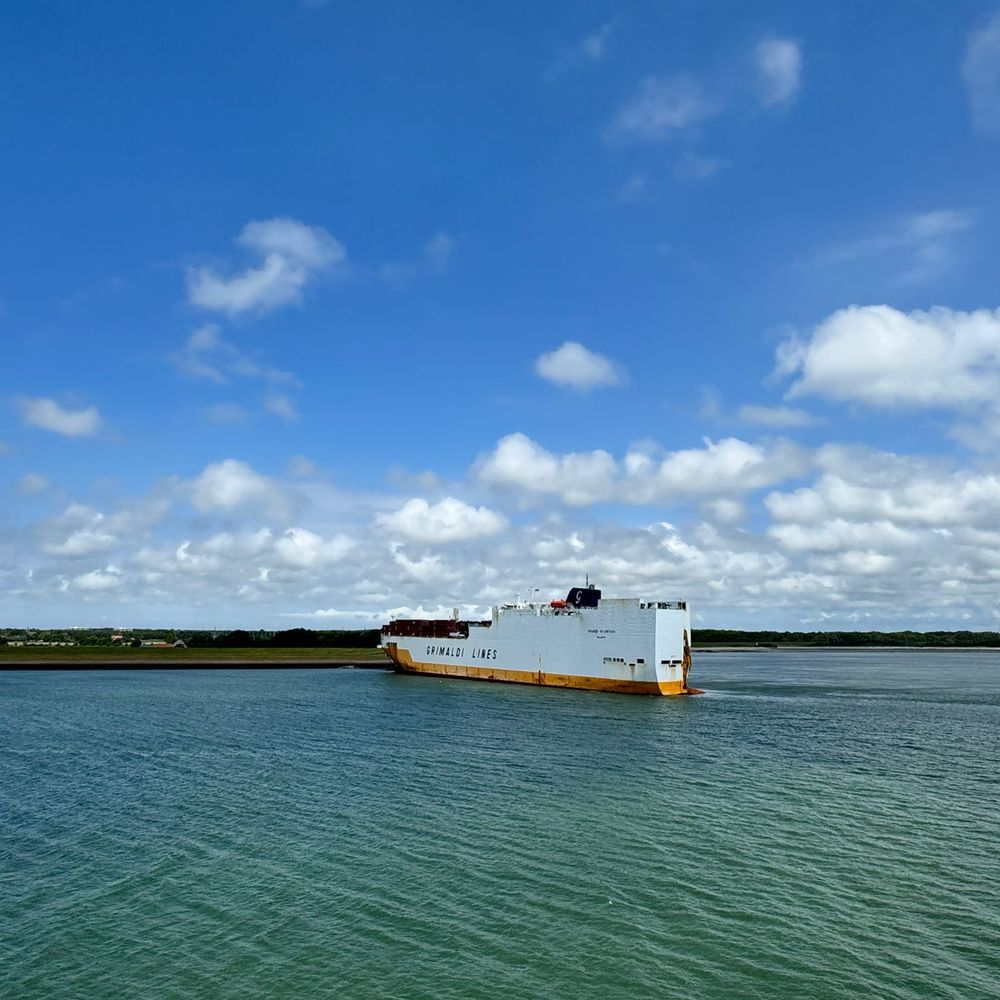 Vastgelopen schip op eigen kracht losgekomen - Omroep Zeeland