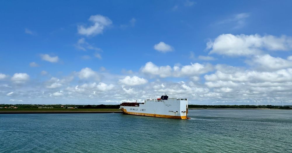Vastgelopen schip op eigen kracht losgekomen - Omroep Zeeland
