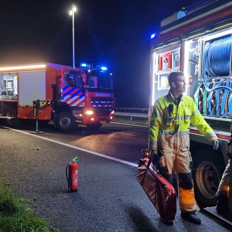 Auto botst op boom en vliegt in brand op A7 bij Scharmer, twee gewonden - RTV Noord
