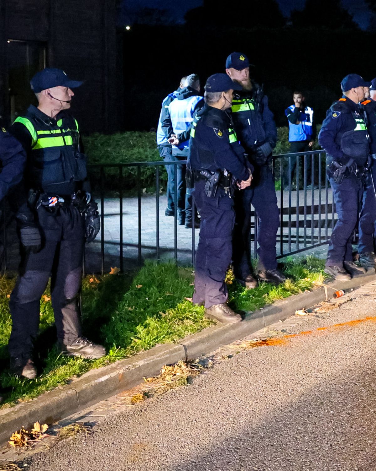 Honderden mensen demonstreren tegen komst asielzoekers, ME aanwezig na ...