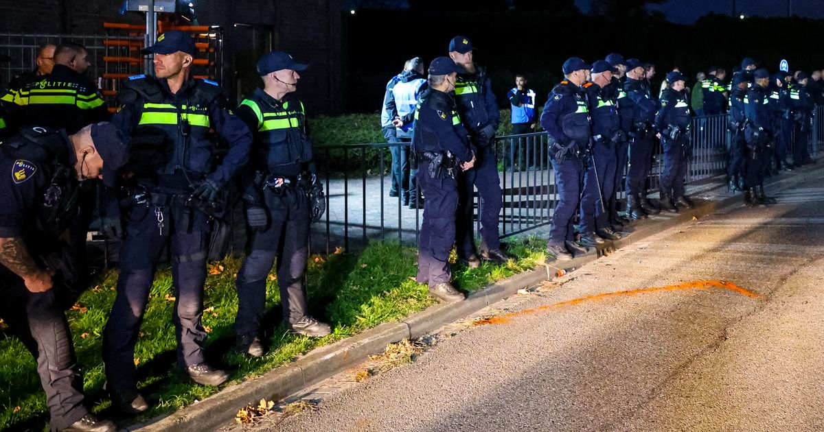 Honderden mensen demonstreren tegen komst asielzoekers, ME aanwezig na ...