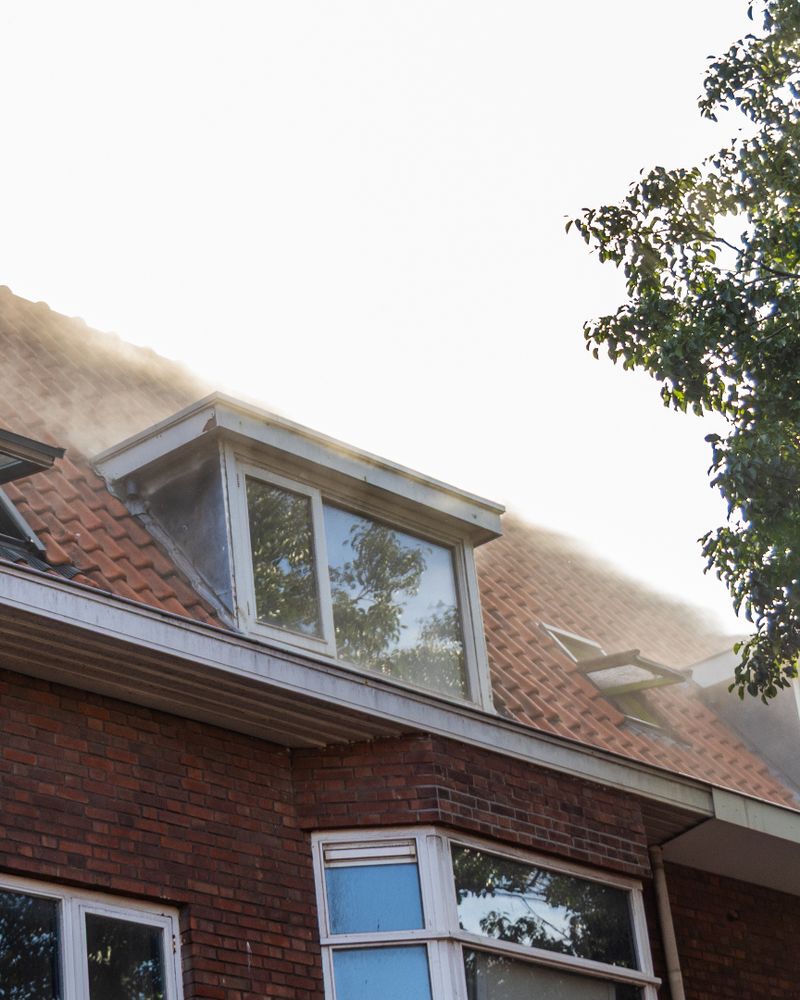 Schade door grote brand in Hoek van Holland, meerdere woningen ontruimd ...
