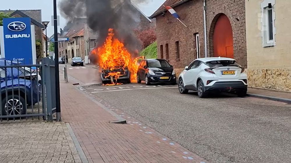 Vlammen slaan uit auto in Ransdaal - L1 Nieuws