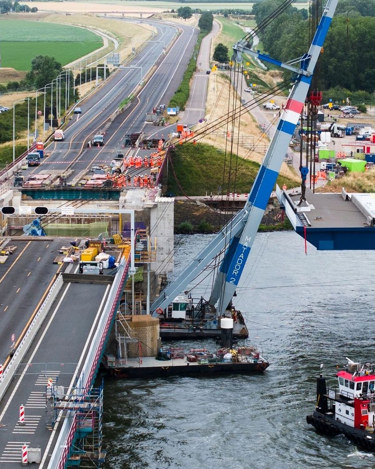 In beeld: klep van 2 miljoen kilo bevestigd op de Haringvlietbrug ...