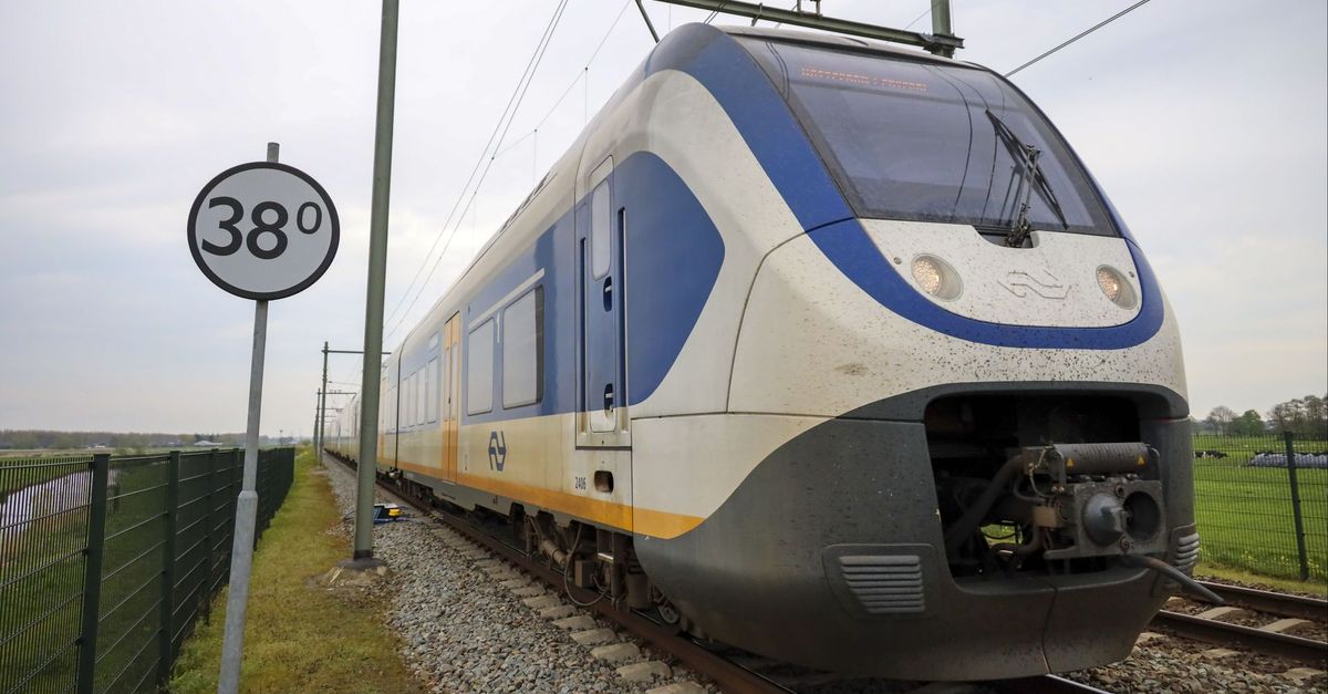 Trein die door openstaande overweg reed, ging harder dan normaal ...