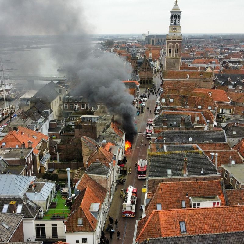 Uitslaande brand in centrum van Kampen onder controle - Oost