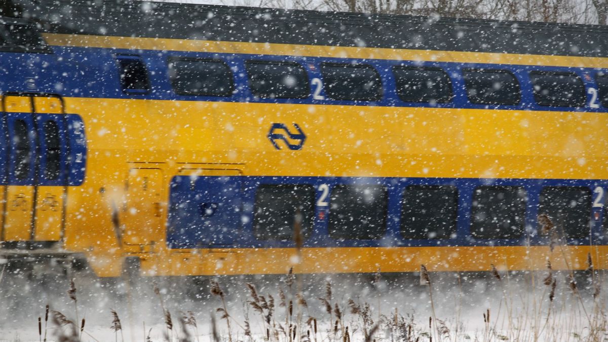 Liveblog winters weer | Tot 14.00 uur drie rijstroken dicht op A12 ...