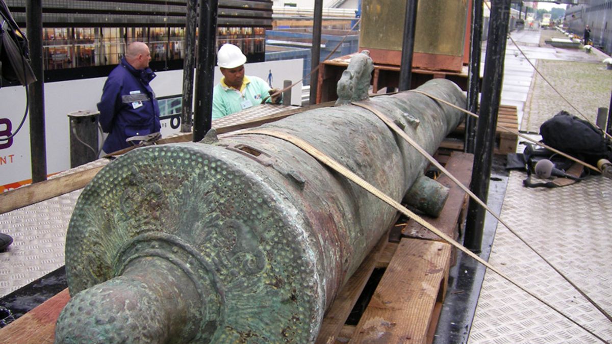VOC-kanon van boord getakeld - Rijnmond