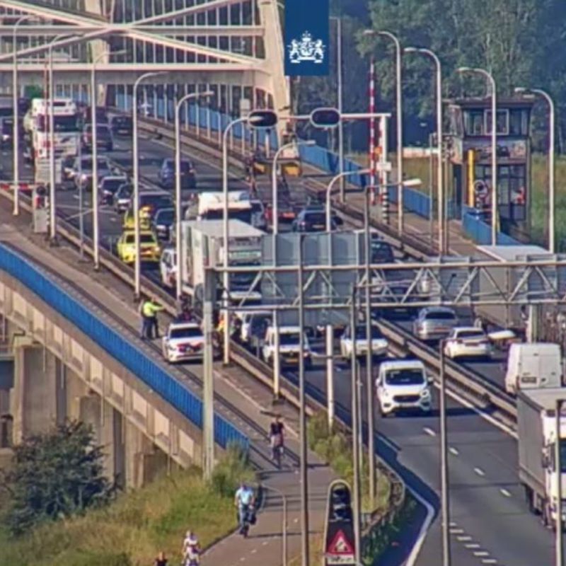 Kilometerslange file op snelweg door ongeluk met meerdere auto's - Rijnmond