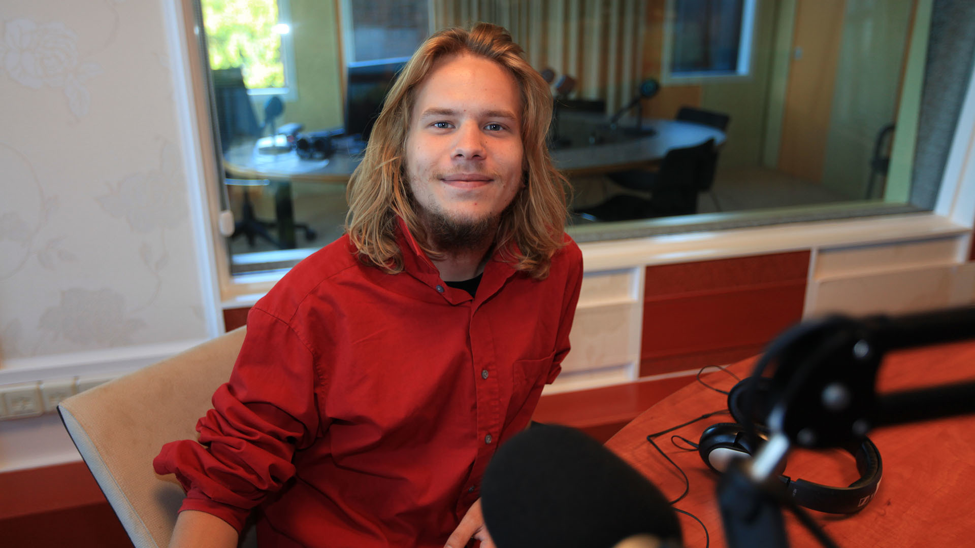 Django wil met muziek z'n brood verdienen - Omroep Zeeland