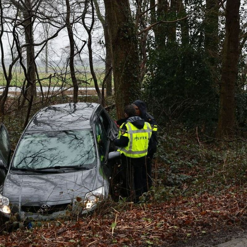 Auto botst tegen boom in Bronnegerveen, bestuurder raakt gewond - RTV Drenthe
