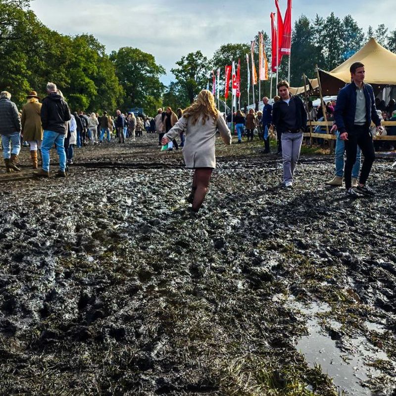 Moddergevecht op de Military: "Kijk, hij heeft in zijn broek gepoept ...