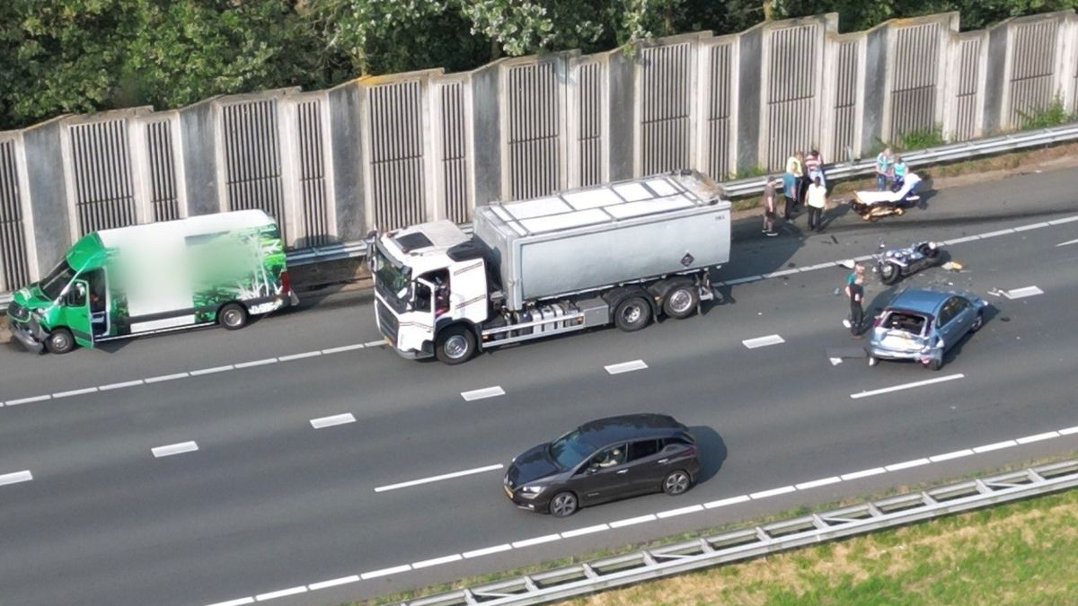 Flinke file op A2 na ongeval met motor, vrachtwagen, bestelbus en personenauto - L1 Nieuws