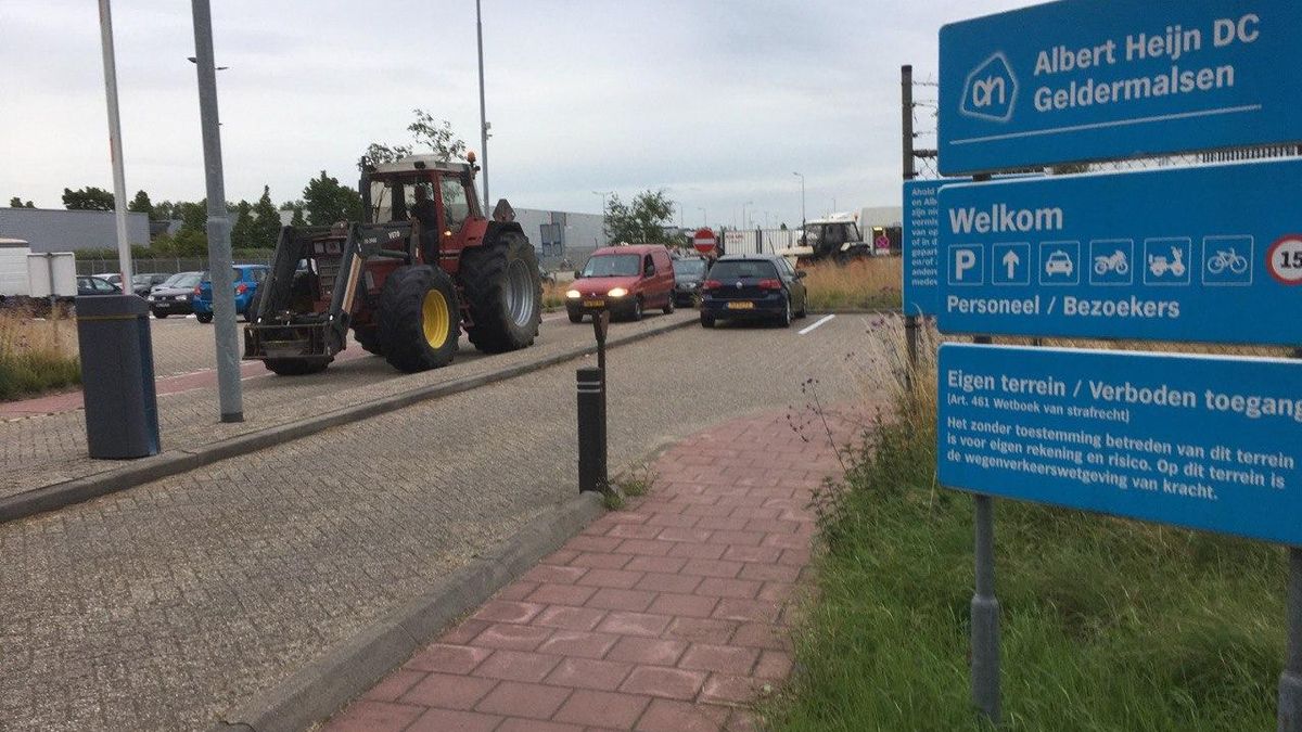 Boeren protesteren bij distributiecentrum van Albert Heijn - Omroep ...