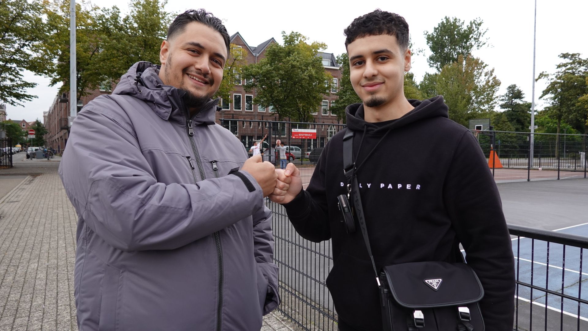 'Faka bro?': Dit is hoe jongerenwerkers in Crooswijk ‘hun’ jeugd op het ...