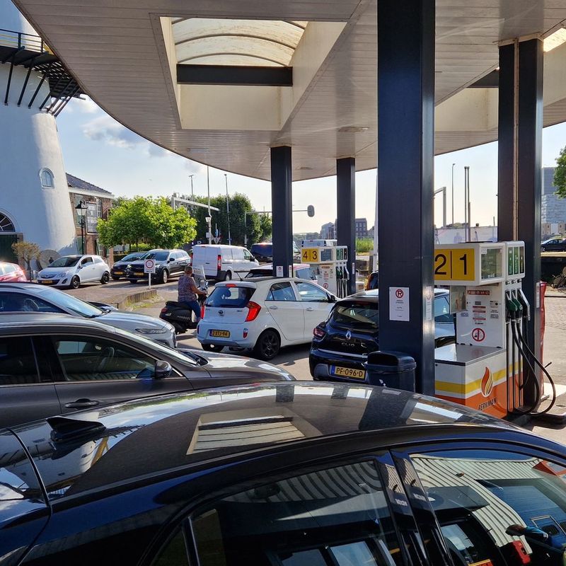 Gekte bij de pomp door verhoging brandstofprijzen: ‘Ik sta hier al ...