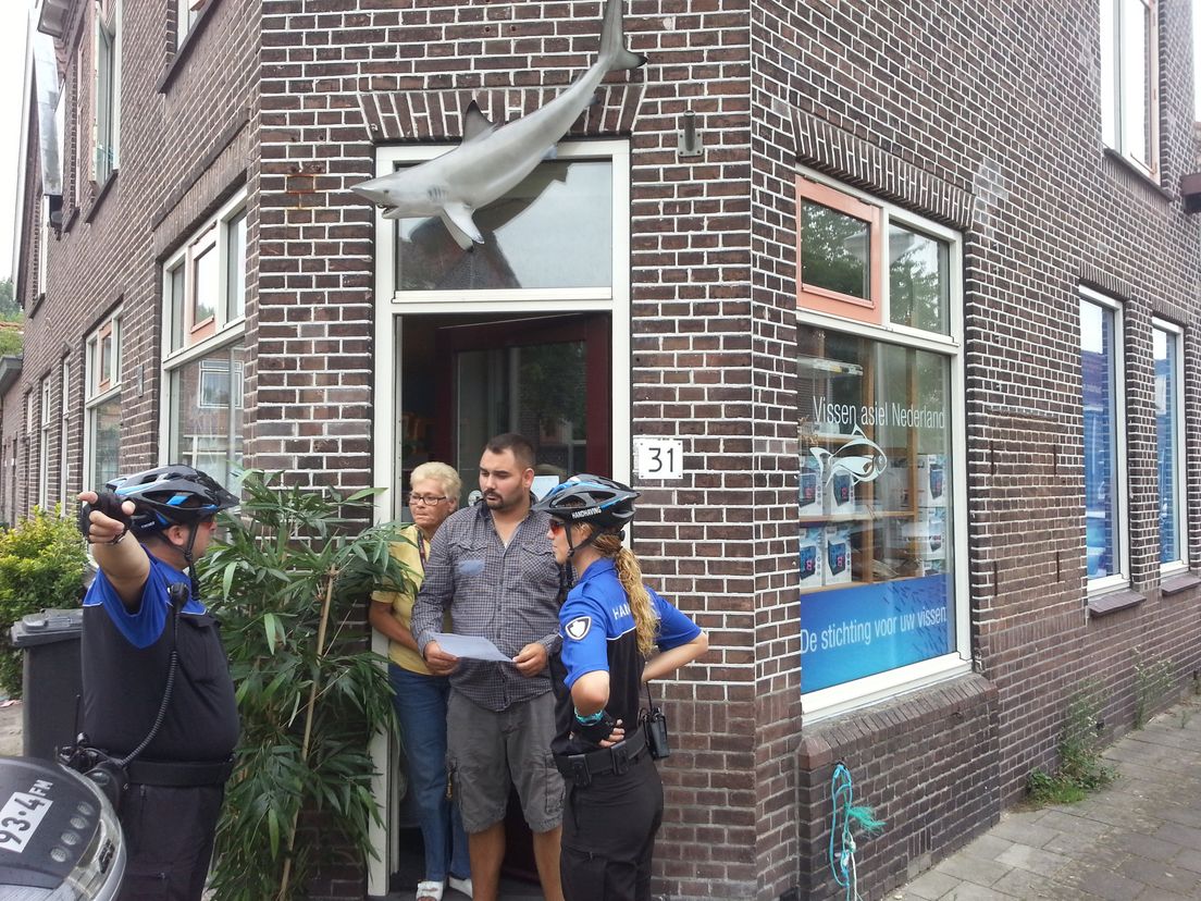 Vissenasiel houdt hoofd ternauwernood boven water - Rijnmond