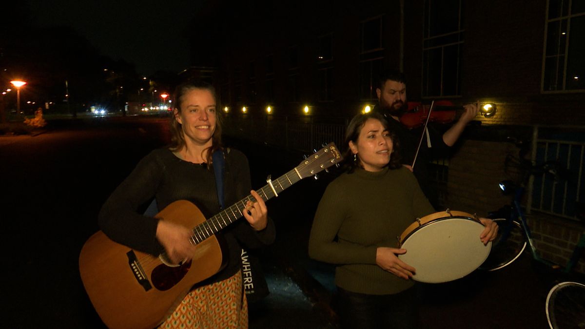Muziek doet de zorgen vergeten in het AZC in Utrecht - RTV Utrecht