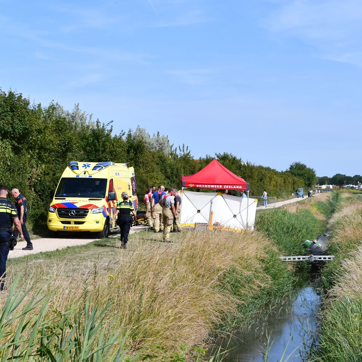 Bestuurder maaimachine overleden na ongeluk bij Noordwelle - Omroep Zeeland