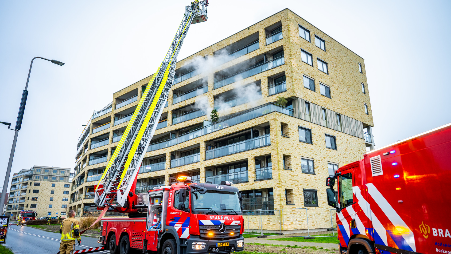 Tientallen appartementen ontruimd vanwege grote brand, meeste bewoners ...
