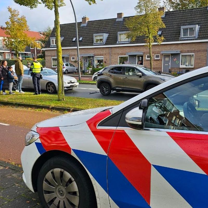 112 Nieuws: Drie auto's betrokken bij kop-staartbotsing in Hengelo - Oost