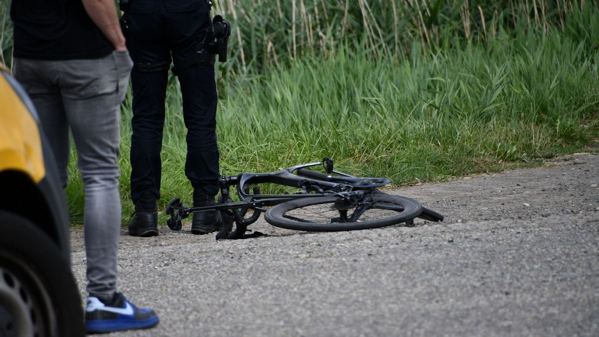 Wielrenner gewond bij botsing met bestelbus - Omroep Zeeland