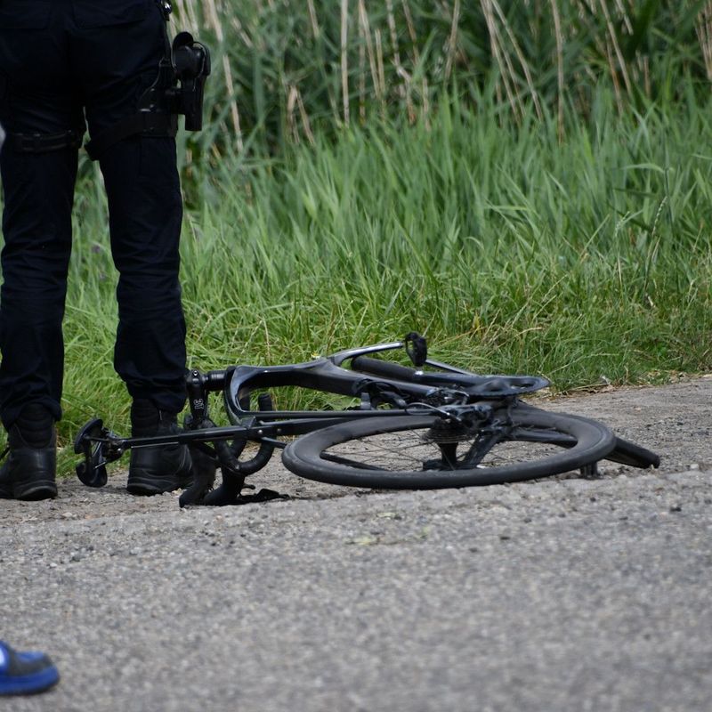 Wielrenner gewond bij botsing met bestelbus - Omroep Zeeland