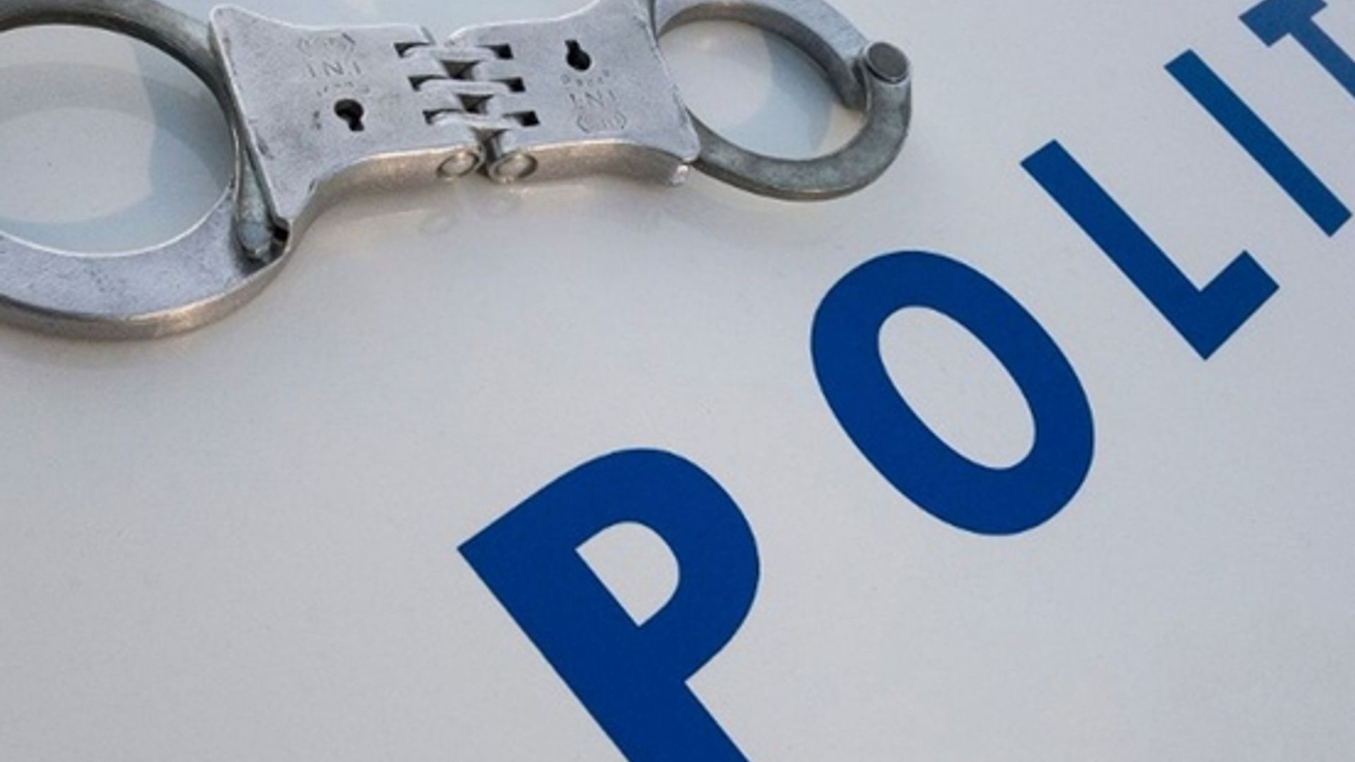 Agenten lopen bijtwond en gekneusde hand op bij huisbezoek verwarde ...