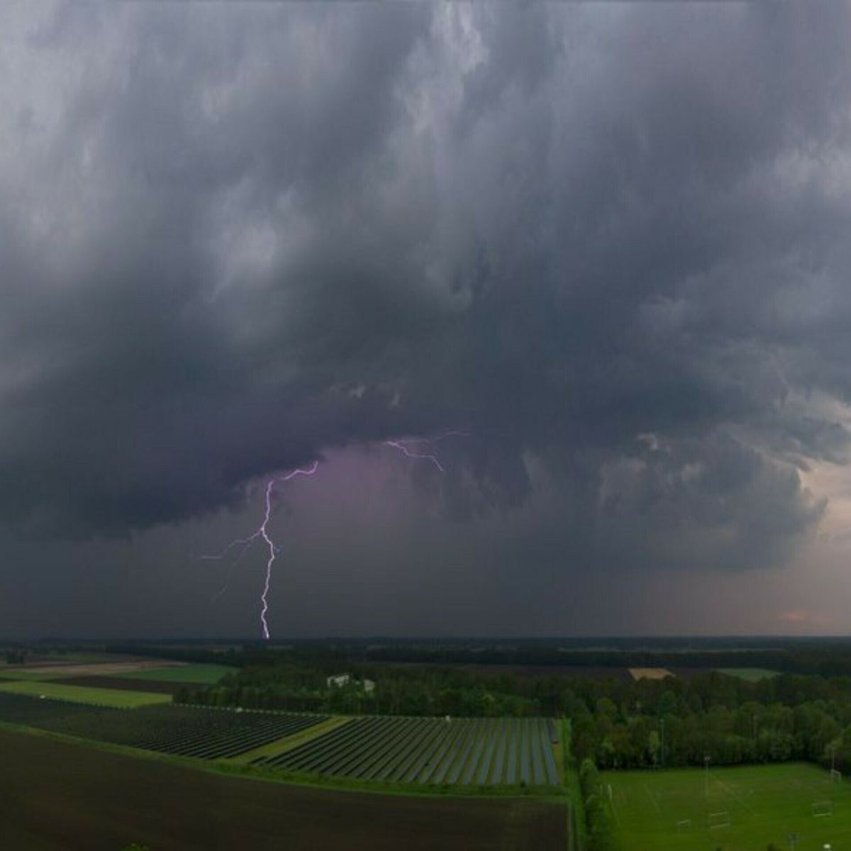 Code oranje in Drenthe vanwege onweersbuien en flinke hagelstenen - RTV Drenthe