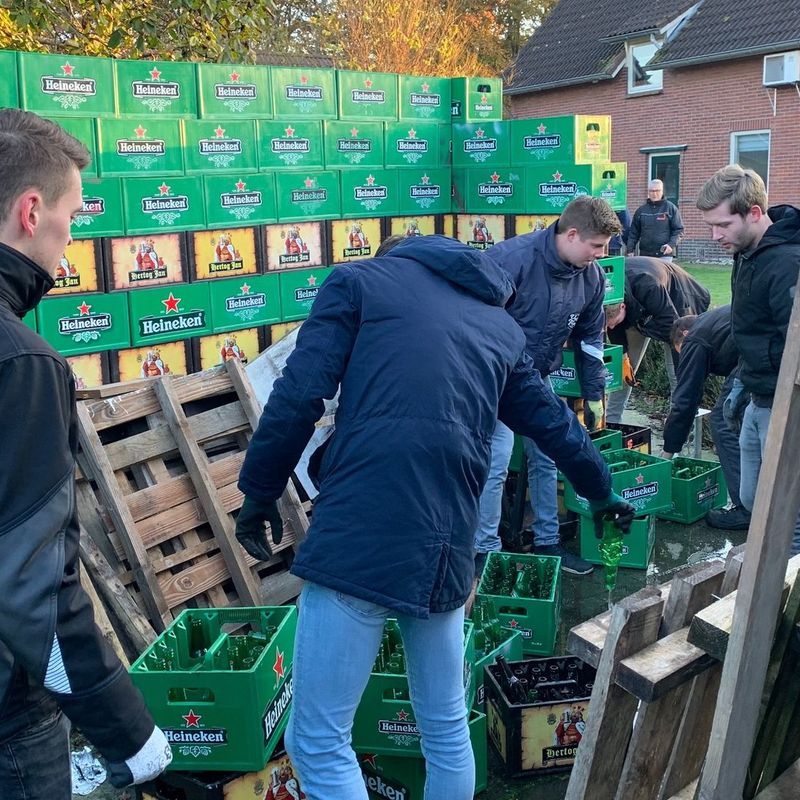 Jongerenkeet brengt ruim 1250 lege kratten bier terug naar emballage - Oost