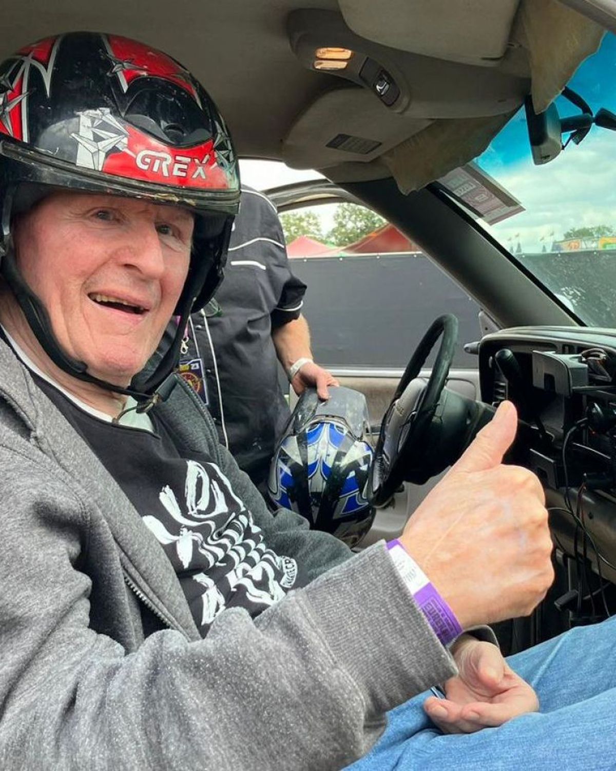 Gerard (84) is terug en gaat keihard op de Zwarte Cross - Omroep Gelderland