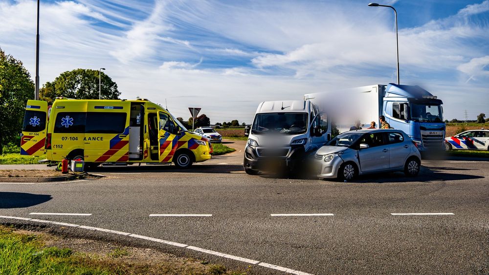 Gewonde bij botsing tussen bestelbus en auto - Omroep Gelderland