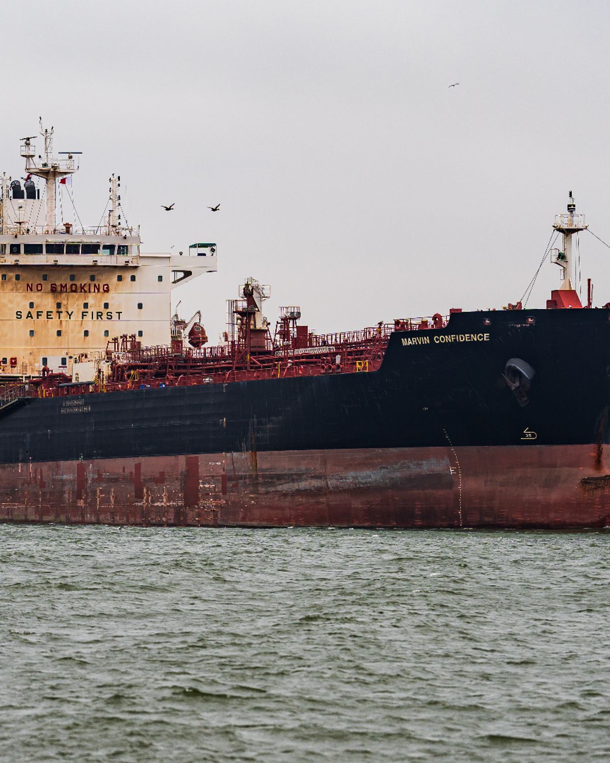 Na vijf jaar stilliggen heeft dit roestige schip eindelijk de Waalhaven ...