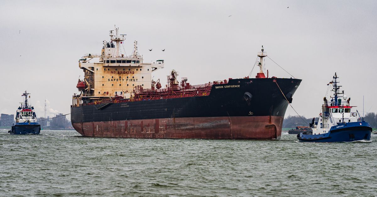 Na vijf jaar stilliggen heeft dit roestige schip eindelijk de Waalhaven ...