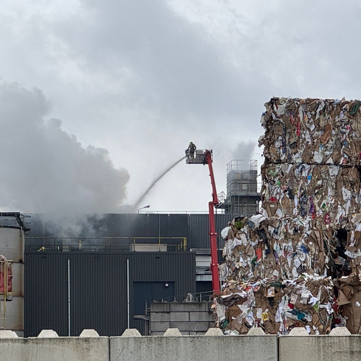 Dikke, zwarte rook bij grote brand papierfabriek Roermond - L1 Nieuws