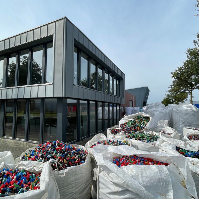 Deel plastic berg bij failliet Emmer bedrijf moet binnen drie maanden ...