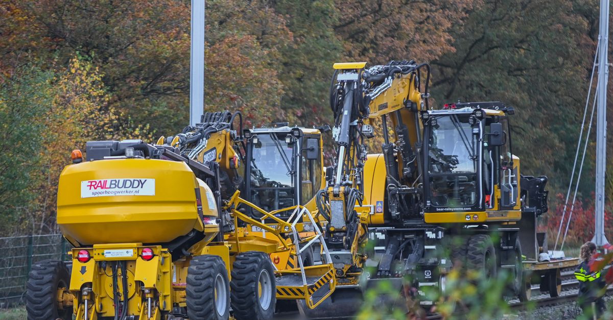 Dode (47) door botsing machines tijdens werkzaamheden op Maaslijn - L1 ...