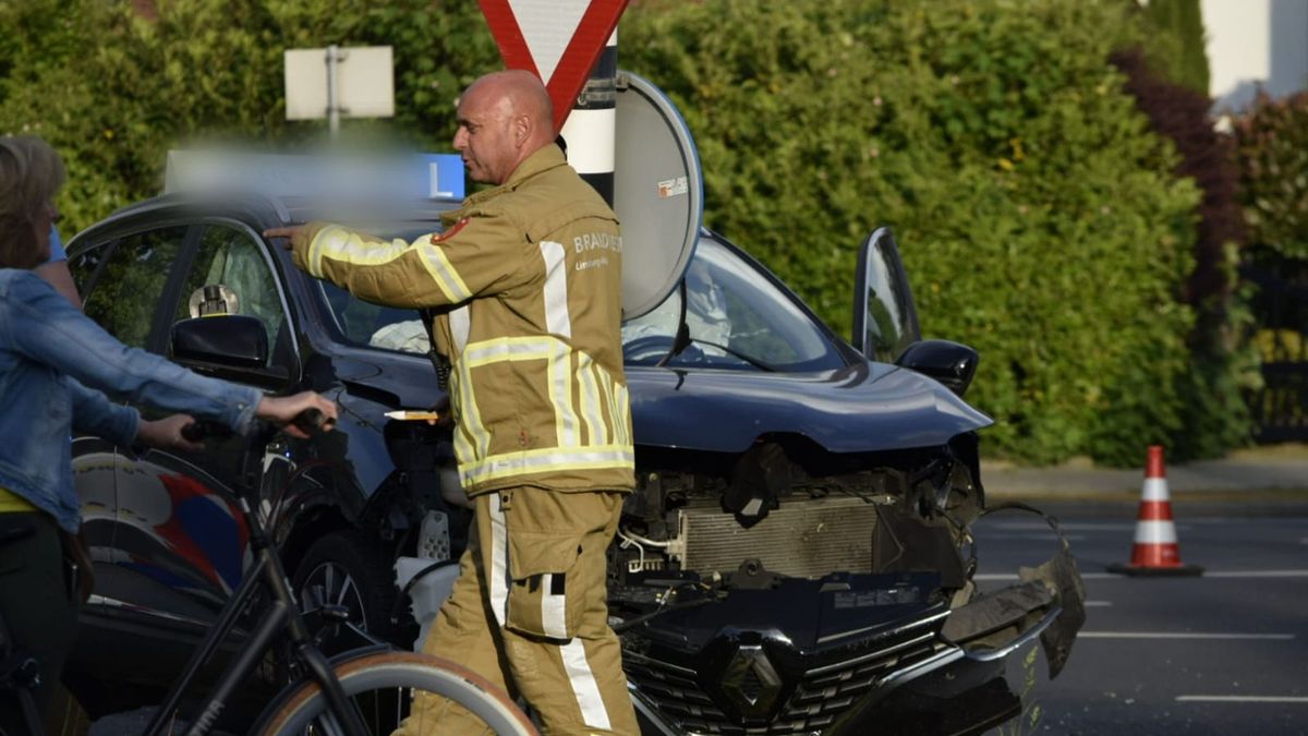 Persoon gewond bij botsing met rijleswagen - L1 Nieuws