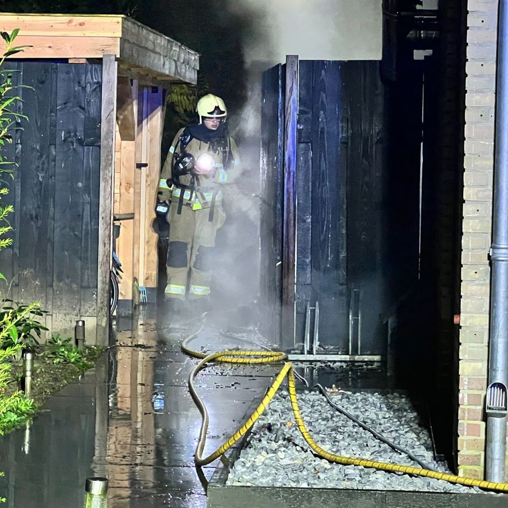 Bewoner gewond bij blussen brand met tuinslang - Omroep Gelderland