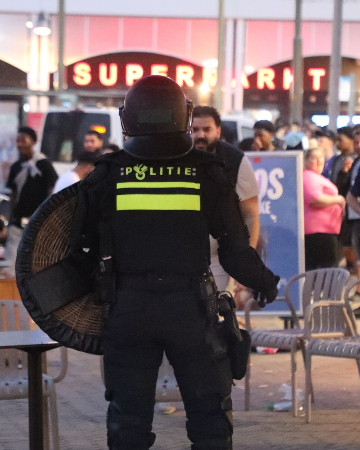 Rellen op Scheveningen: grote groep jongeren bekogelt politie met ...