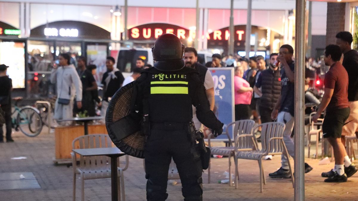 Rellen op Scheveningen: grote groep jongeren bekogelt politie met ...