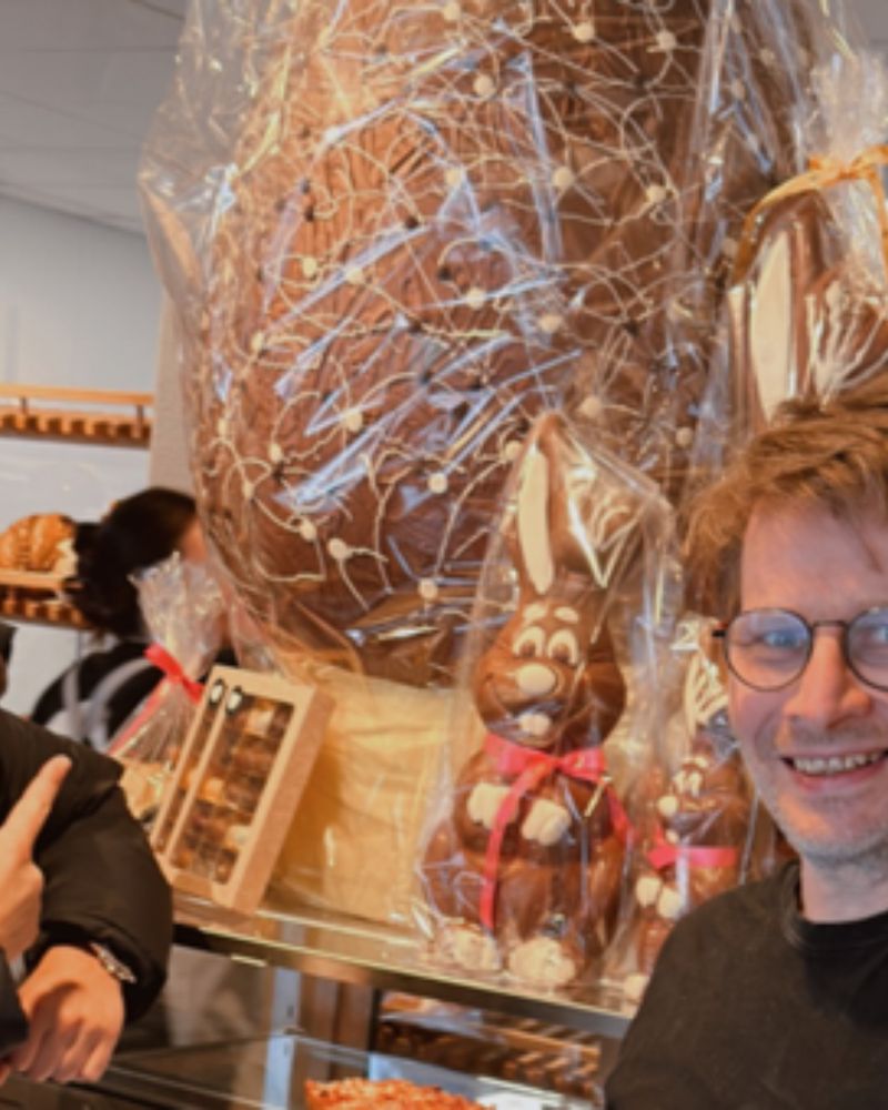 Zanger Henk Dissel brengt hoogste bod uit en 'wint' paasei van 20 kilo ...