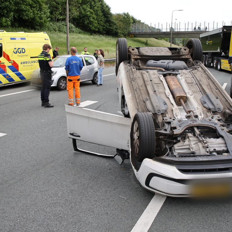 Auto over de kop bij ongeluk op A4 - Omroep West